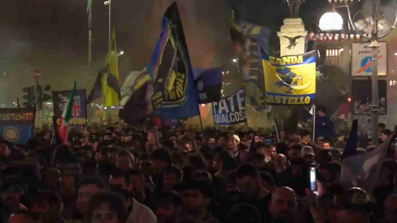 L'Inter vince lo scudetto: giocatori e tifosi festeggiano in Piazza