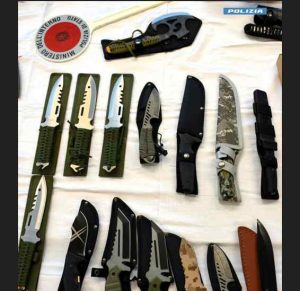 Negozio di souvenir nasconde rivendita di armi abusiva a Jesolo: oltre ...