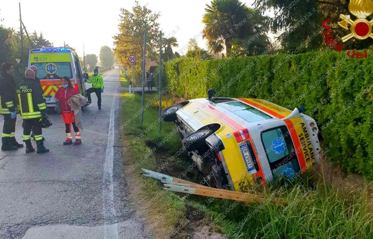 Portogruaro, autoambulanza in fosso con paziente a bordo