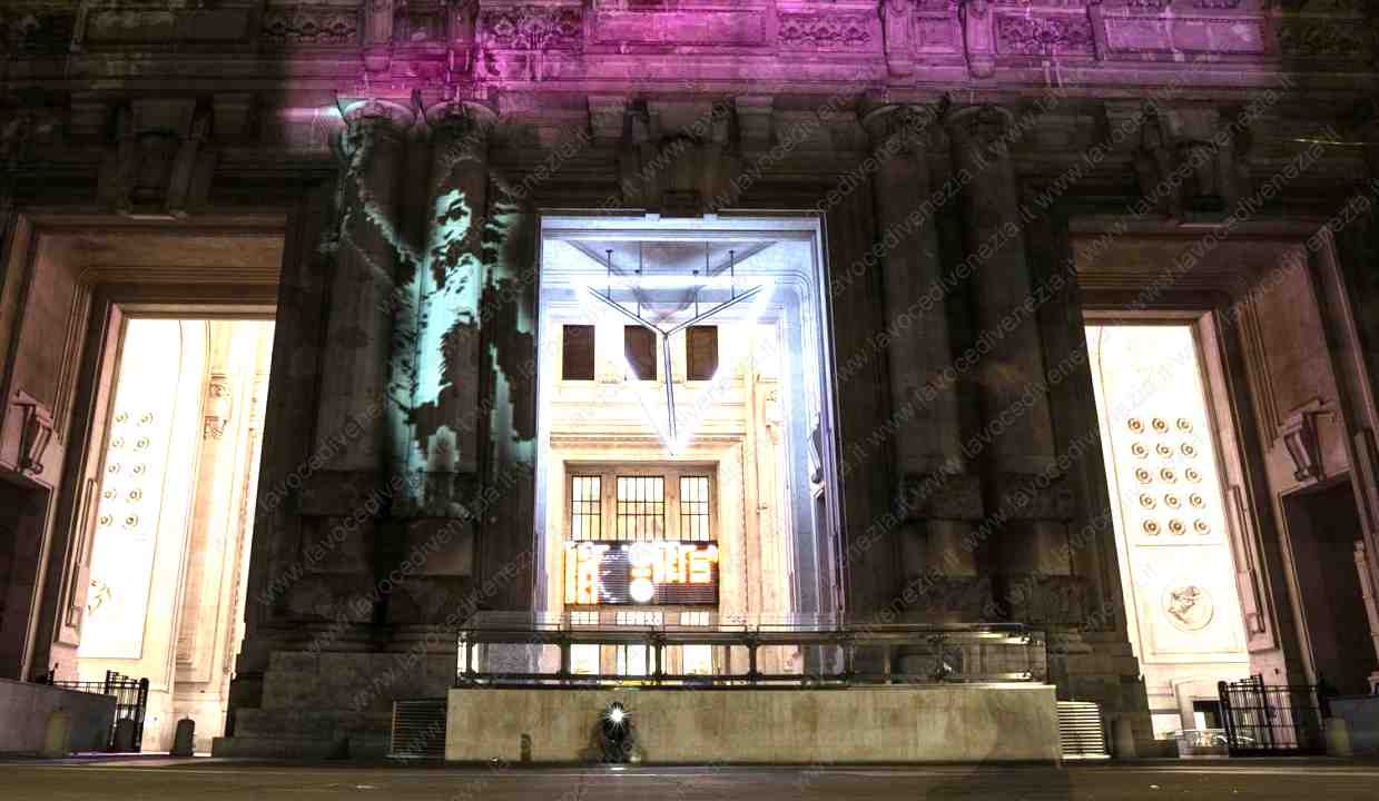 L'opera veneziana di Banksy comparsa sulla facciata della Stazione ...