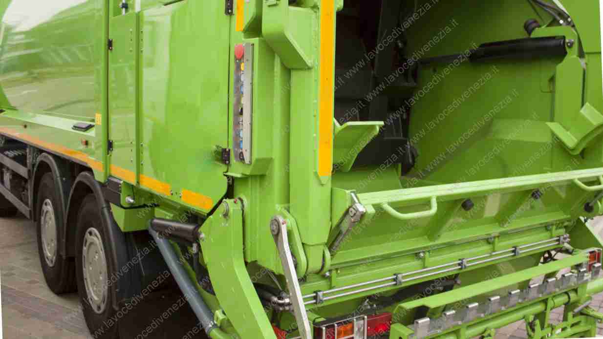 Camion dei rifiuti fa retromarcia e investe un uomo, dramma a Chioggia