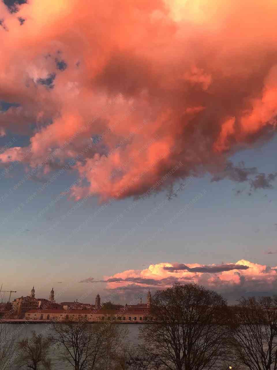Lunedì sera: cielo rosso su Venezia