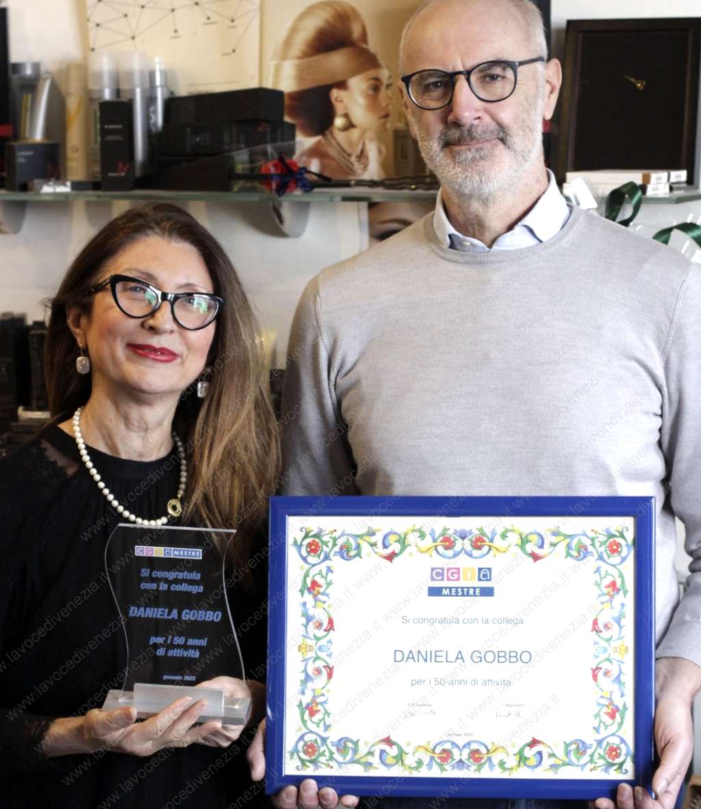 Daniela Gobbo, parrucchiera di Mestre, premiata per i 50 anni di attività