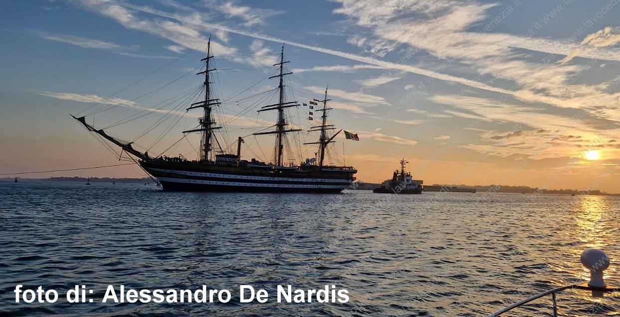 L'entrata dell'Amerigo Vespucci a Venezia
