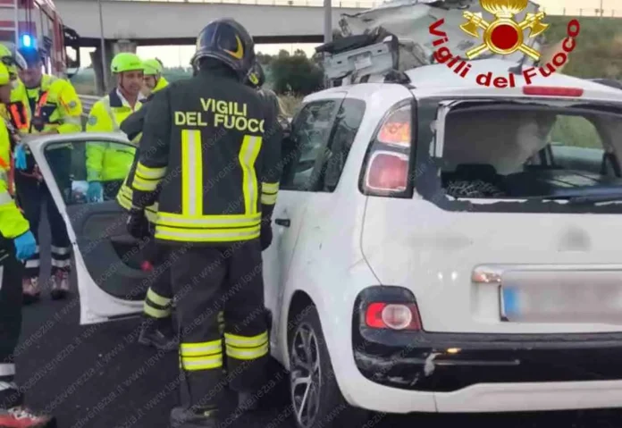 Camion perde una ruota che colpisce l'auto che segue: morta donna