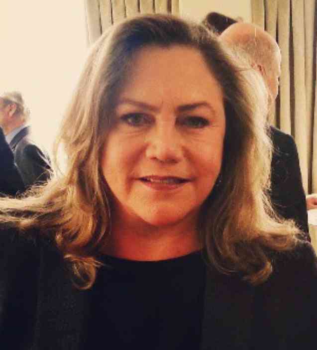 Kathleen Turner in sedia a rotelle, da attrice sex symbol alla ...