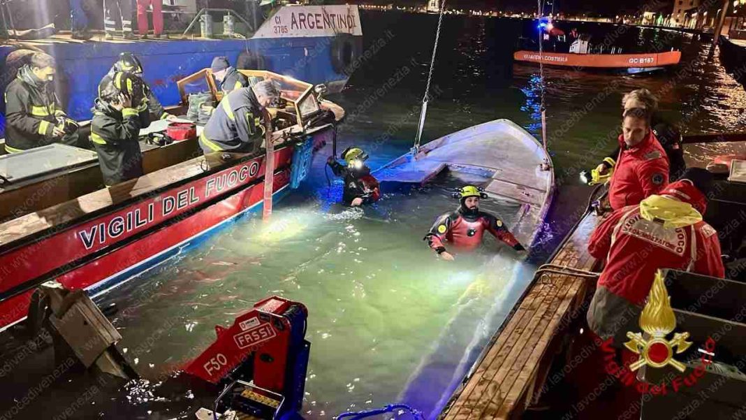 Venezia, barca da trasporto affonda nel canale della Giudecca