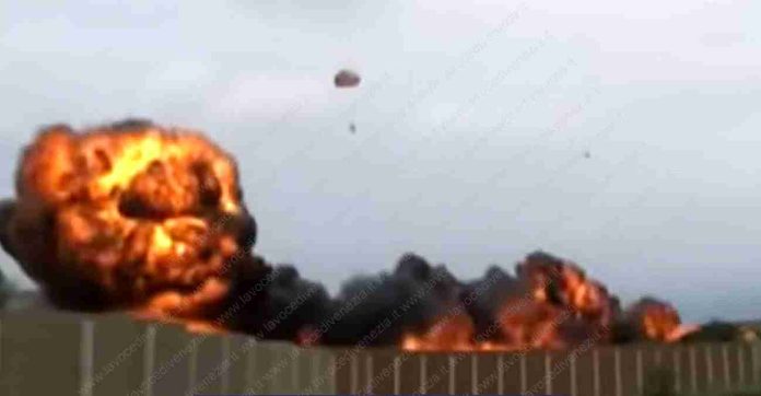 Aereo delle Frecce Tricolori precipita: morta una bimba di 5 anni (Il ... Aereo delle Frecce Tricolori precipita: morta una bimba di 5 anni (Il ...