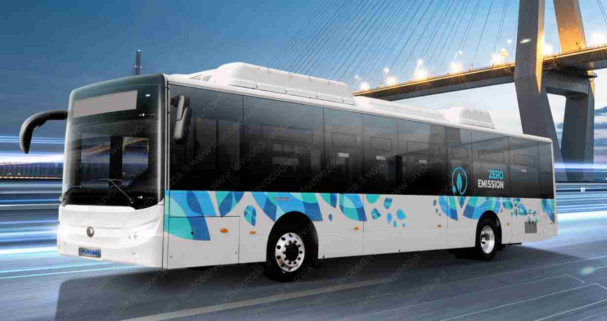 Autobus elettrico fuori strada a Mestre, l'autista: "Colpa mia"