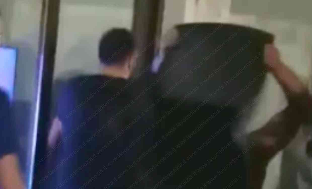 Rissa da far west a Rialto (Venezia) : pugni e sediate [video]