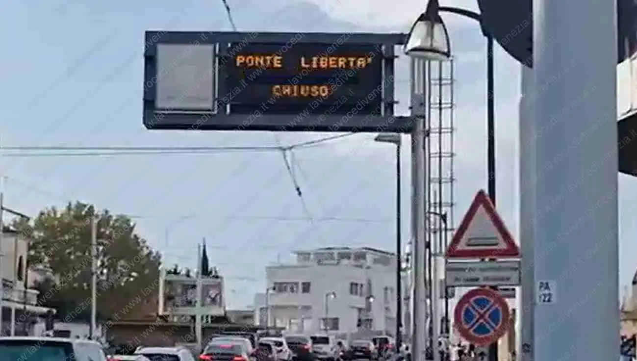 Scivola per la pioggia: morto motociclista in uscita da Venezia