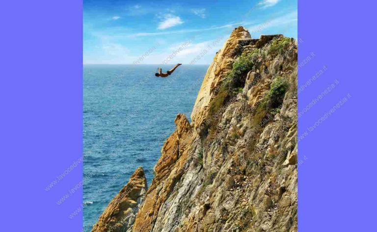 Tuffo dal Ponte di Rialto e tutti battono le mani a scena aperta ...