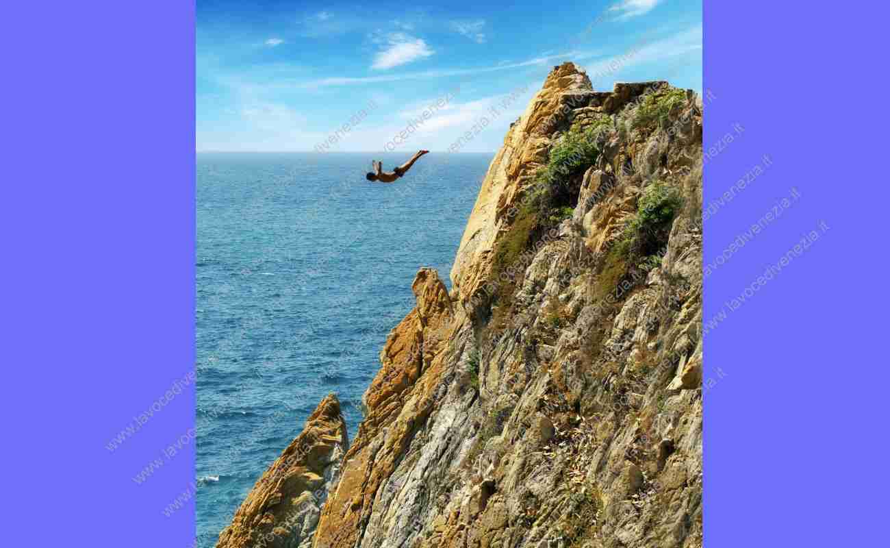 Tuffo dal Ponte di Rialto e tutti battono le mani a scena aperta: Venezia come Acapulco