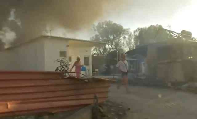 Incendio devasta Rodi: turisti scappati in ciabatte da spiaggia