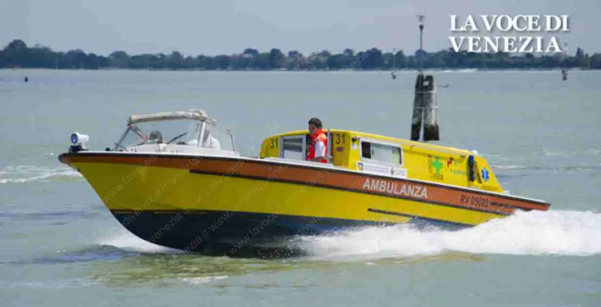 Barca contro briccola, morta una donna, quattro feriti