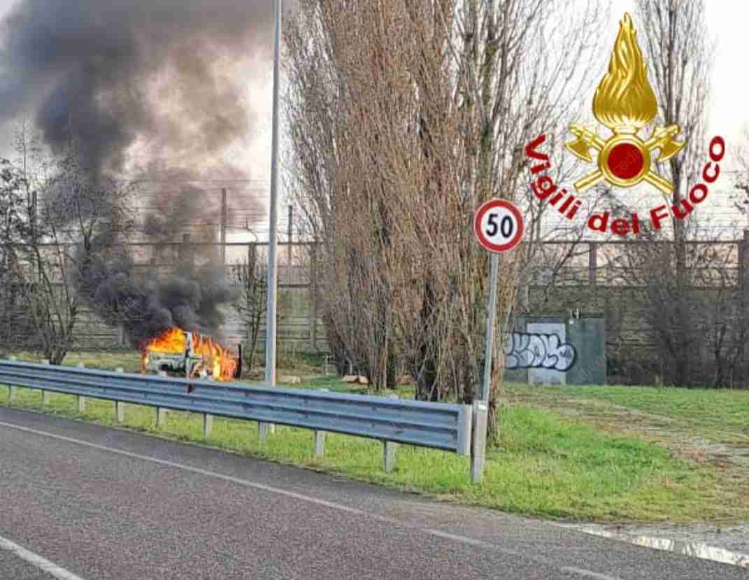 Autista scende mentre il furgone prende fuoco Autista scende mentre il furgone prende fuoco