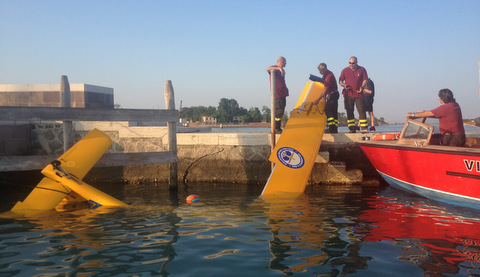 AEREO CADUTO A VENEZIA IN LAGUNA | Ultraleggero elettrico fa un ...