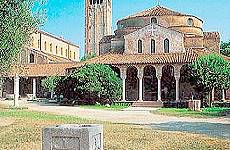 A TORCELLO CHIESA CON DISTRIBUTORI DI BIBITE E PANINI?