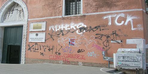 L'Associazione dei costruttori veneziana pulirà le scritte dei writers ...