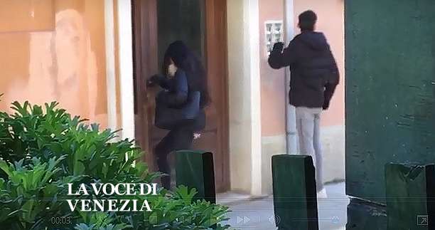 Venezia, tentano furto a Cannaregio. Ecco come ci entrano in casa (video) Venezia, tentano furto a Cannaregio. Ecco come ci entrano in casa (video)
