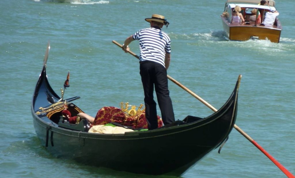 Gondoliere rovesciato da un’onda anomala cade in acqua, batte la testa ...
