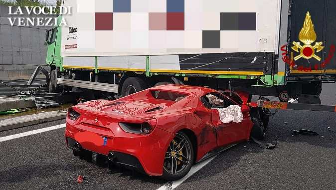 Incidente sul Passante: Ferrari distrutta