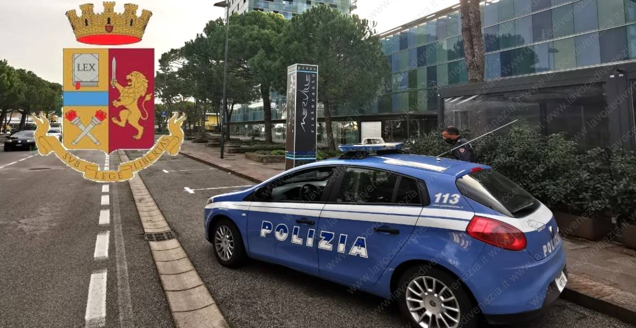 Manda in frantumi la vetrata di un albergo, i poliziotti lo fermano in ... Manda in frantumi la vetrata di un albergo, i poliziotti lo fermano in ...