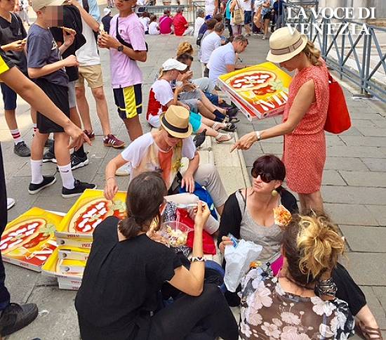 Pizzerie in Piazza San Marco a cielo aperto: "E dove andiamo?". Hanno ...
